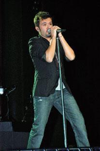 SİS yüzünden YALIN konser - Magazin Haberleri - Milliyet