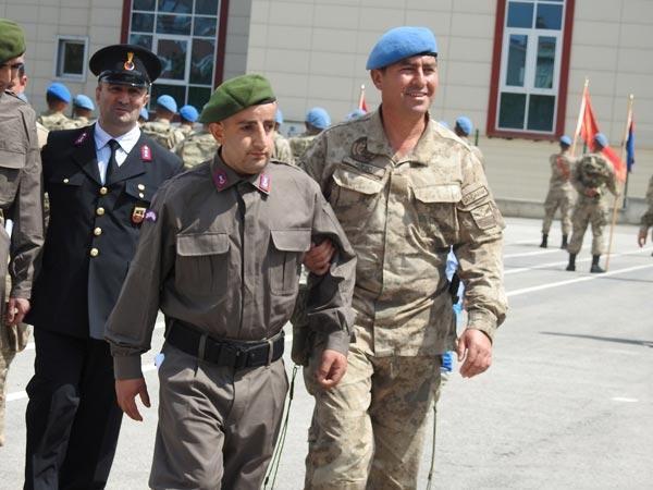 O askerin elini öptü - Haberler Milliyet