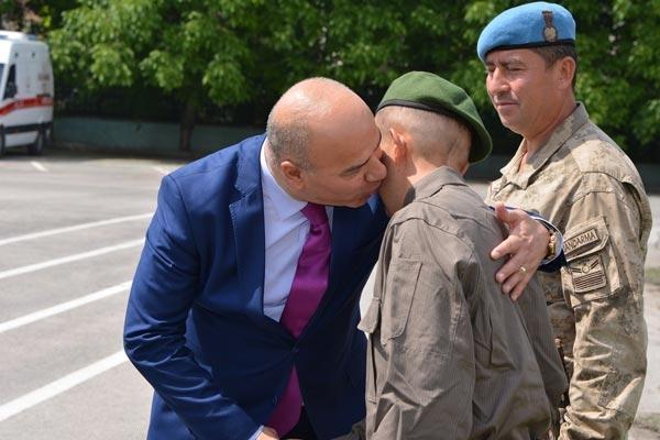 O askerin elini öptü - Haberler Milliyet