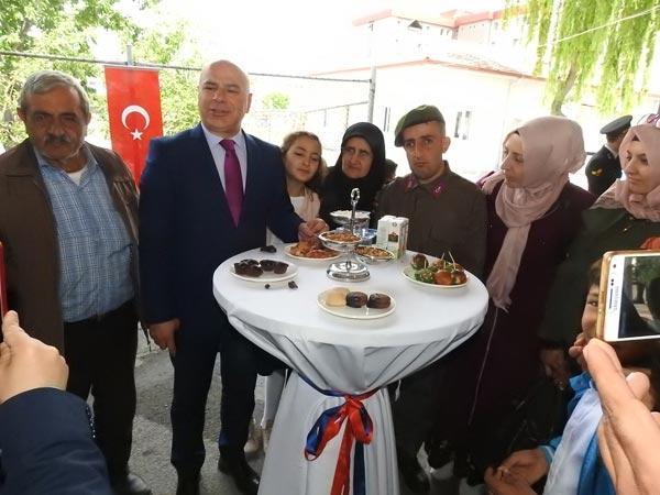 O askerin elini öptü - Haberler Milliyet