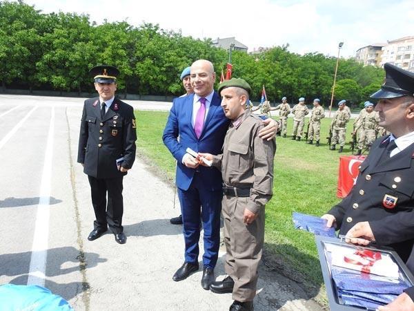 O askerin elini öptü - Haberler Milliyet