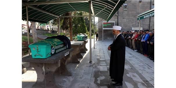 Cinayete Kurban Giden Baba Ve Oğlu Yan Yana Son Yolculuğuna Uğurlandı ... Cinayete Kurban Giden Baba Ve Oğlu Yan Yana Son Yolculuğuna Uğurlandı ...
