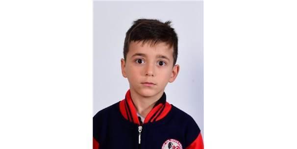 9 Yaşındaki Yusuf, 5'İnci Kattan Merdiven Boşluğuna Düşerek Öldü ... 9 Yaşındaki Yusuf, 5'İnci Kattan Merdiven Boşluğuna Düşerek Öldü ...