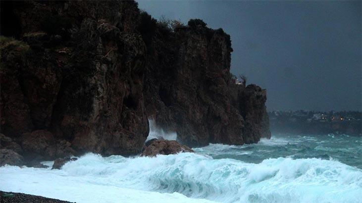 Dünyaca ünlü sahil dev dalgalara teslim oldu - Son Dakika Haberleri ...