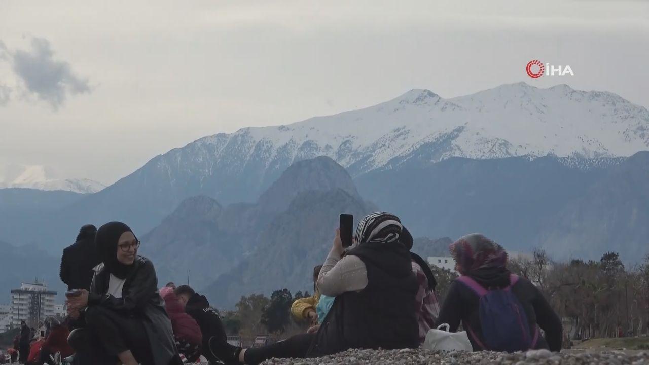 Türkiye’de kar esareti, Antalya’da deniz keyfi - Haberler Haberleri