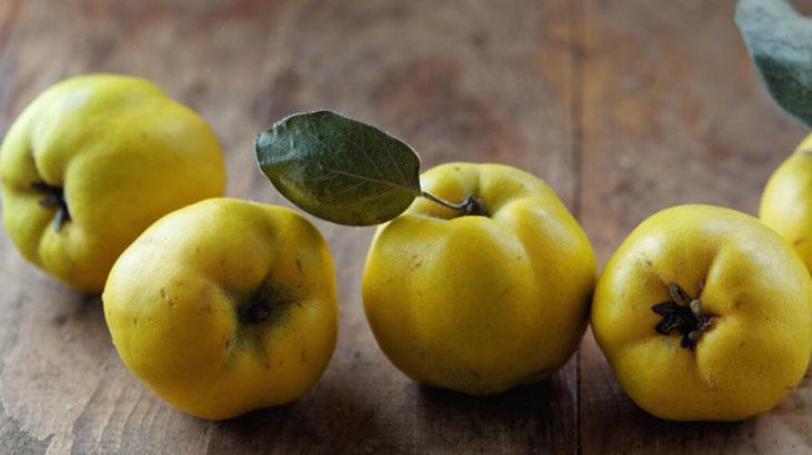 Ayva yerken üzerine bir de limon sıkın! Ne kuruluk kalıyor ne boğaza ...