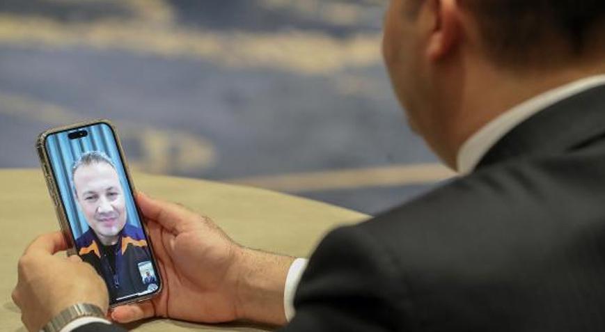 Bakan Kacır Türkiye'nin ilk astronotu Alper Gezeravcı ile görüntülü ...