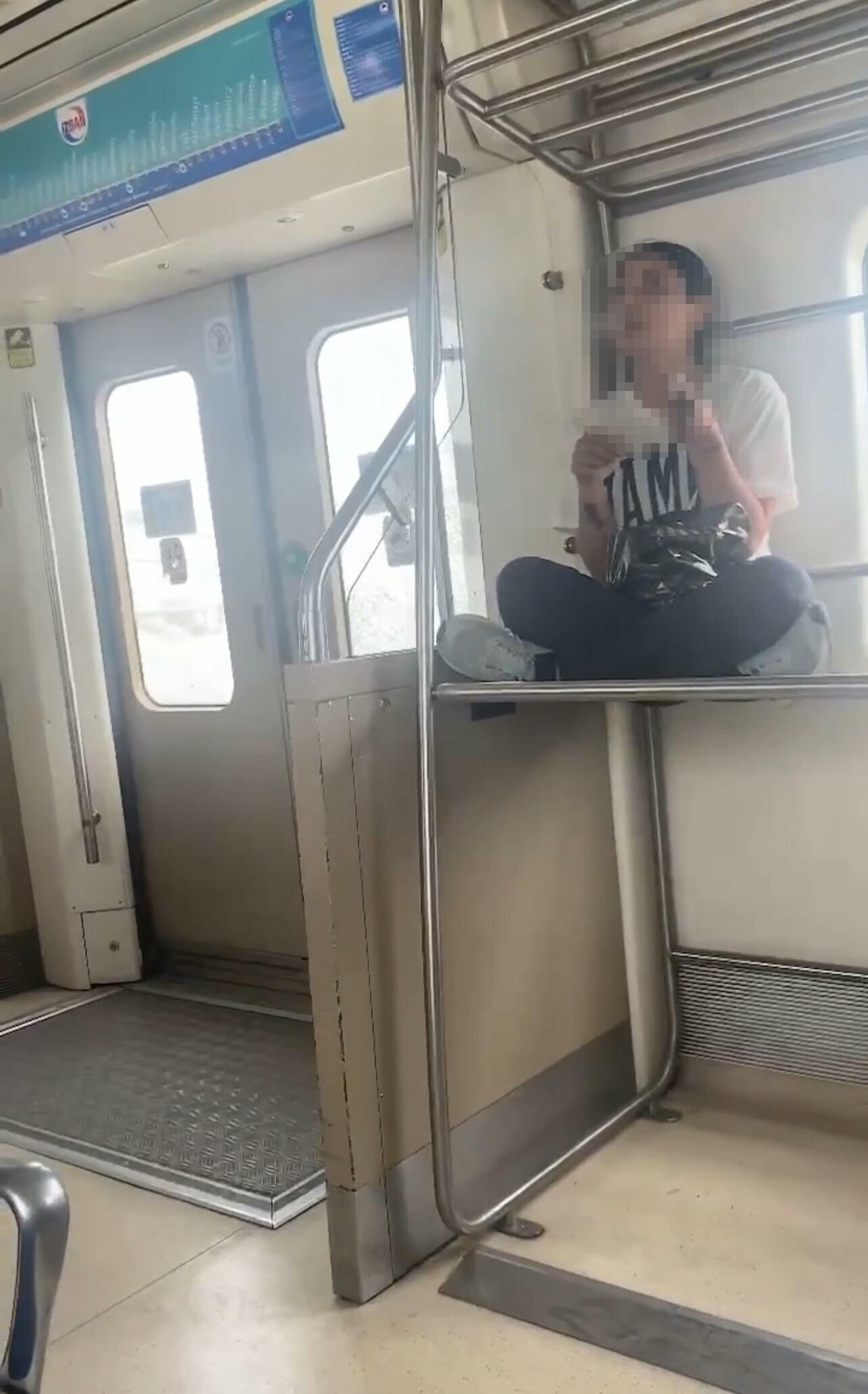 İZBAN'da uyuşturucu madde kullanan yolcu kamerada - İzmir Haberleri