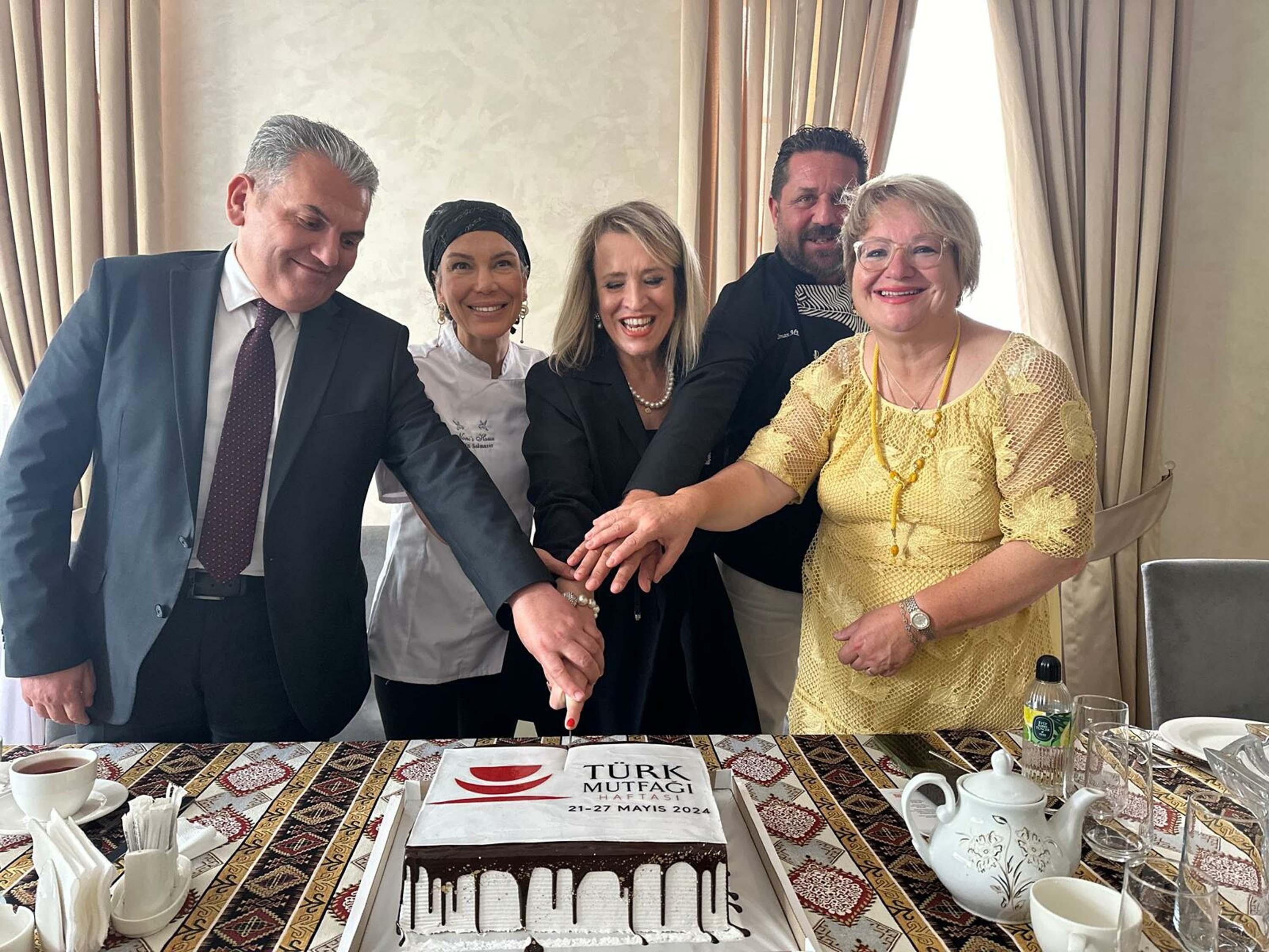 EÜ gastronomi ekibi Gence'de Ege Mutfağını tanıttı - İzmir Haberleri