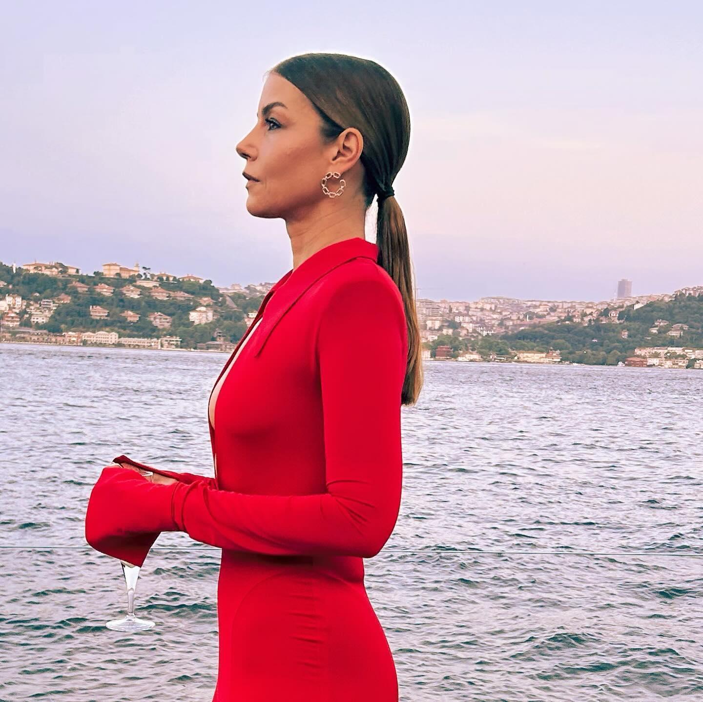 Defne Kayalar ödül törenine damga vurdu! 'Haset desen o da var ...