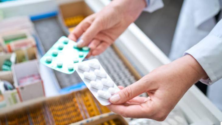 Hapları kırıp içmek zararlı mı? Yutmaya korkanlara tüyo: Bir yudum su ...