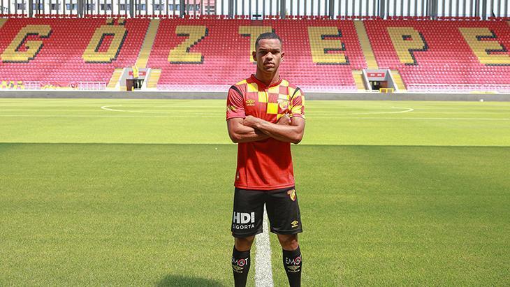 Juan Santos da Silva'nın imza töreninden kareler - Göztepe - Spor Haberleri - Sayfa 1