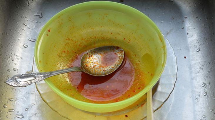 İçe işleyen sarı lekeyi saniyesinde söküyor! Plastik kaba koyup ...