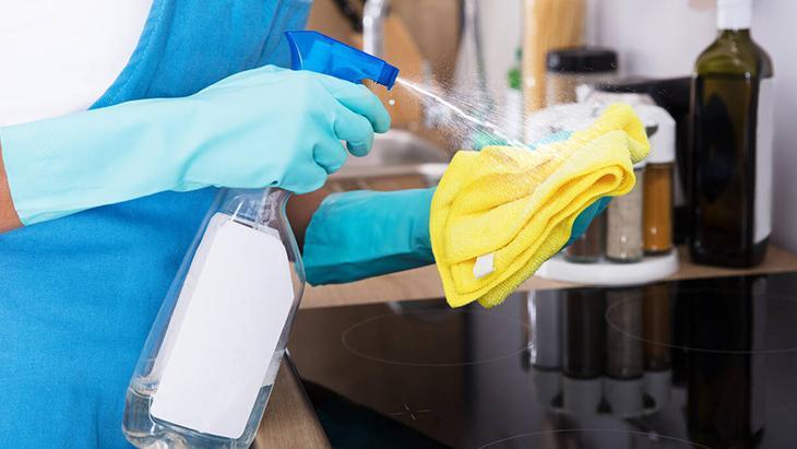 Geceden çamaşır suyuna yatırılan el bezi zehirmiş! İş bitiren 'karbonat ...