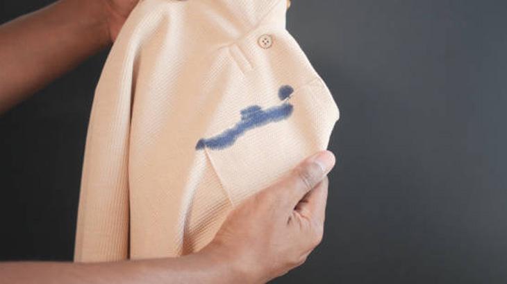 Mürekkep lekesini söküp atıyor! 1 damlası silgi gibi lekeyi siliyor