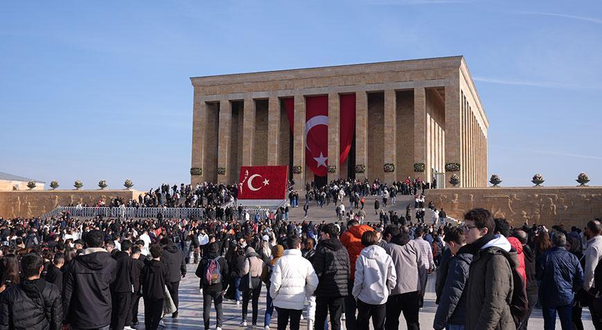 Türkiye Ata'sını andı... Saat 9'u 5 geçe hayat 1 dakikalığına durdu ...