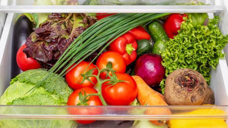 Sebzeler çok çabuk çürüyorsa buzdolabına 1 tane atın! Yeşillikleriniz ...