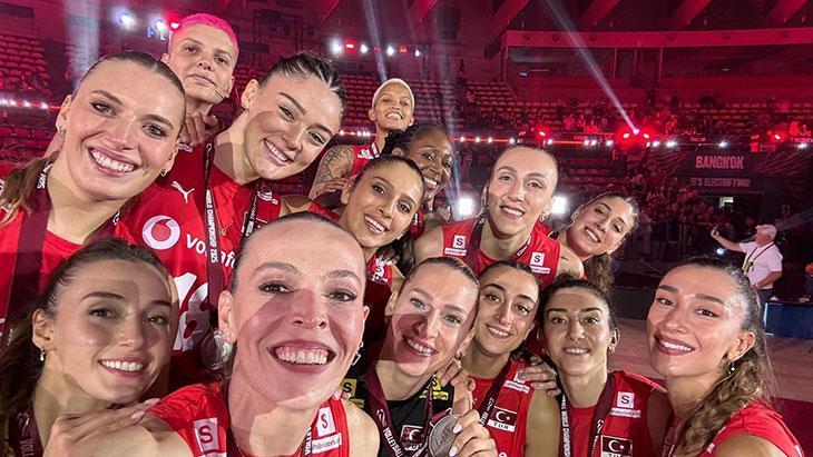 Gümüş madalya kazanan Filenin Sultanları'na uçakta jest! İstanbul'a ...