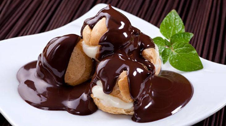 Pastane usulü profiterol nefis profiterol tarifi! Çikolata sosu tam ...
