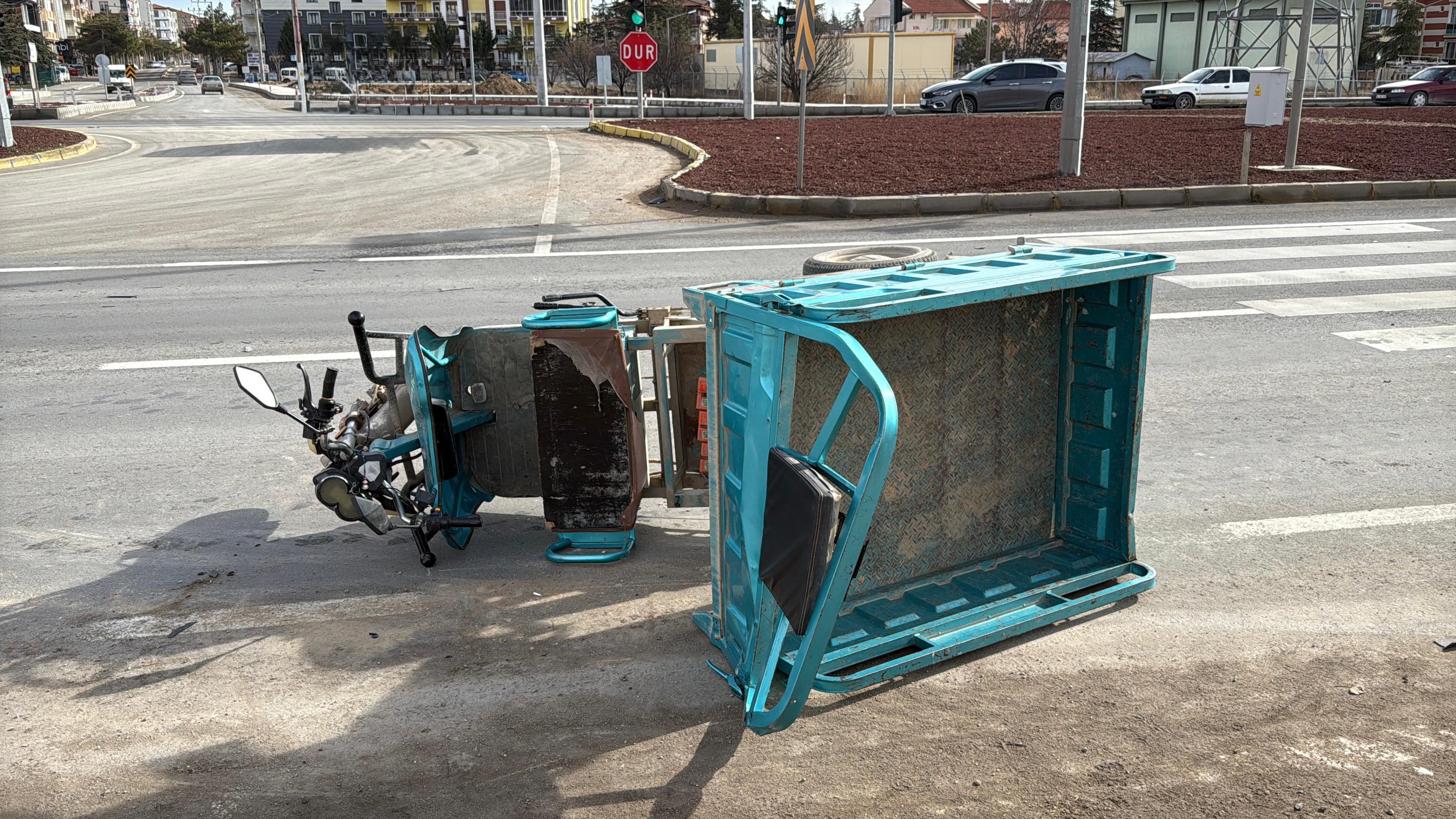 TIR ile üç tekerlekli motosiklet çarpıştı: 1 ölü, 3 yaralı ...