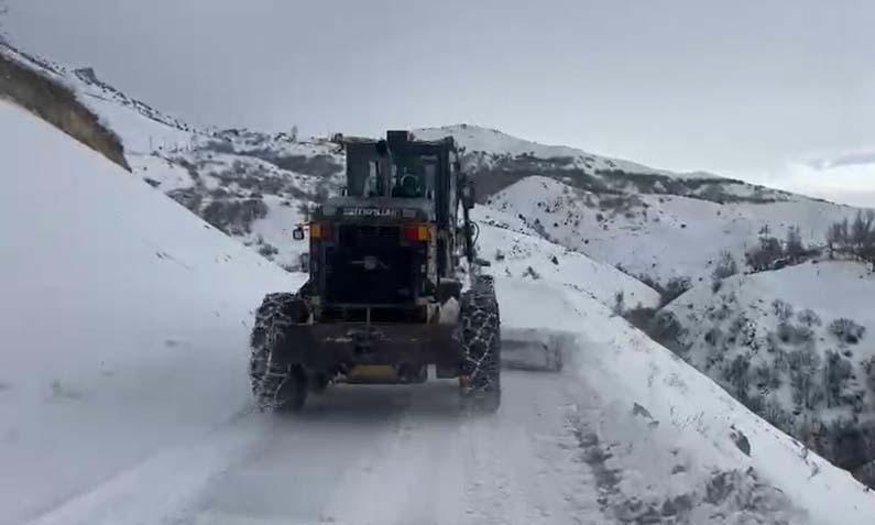 Kar kalınlığı yükseklerde 2 metreyi aştı! Yüzlerce köy yolu ulaşıma ...