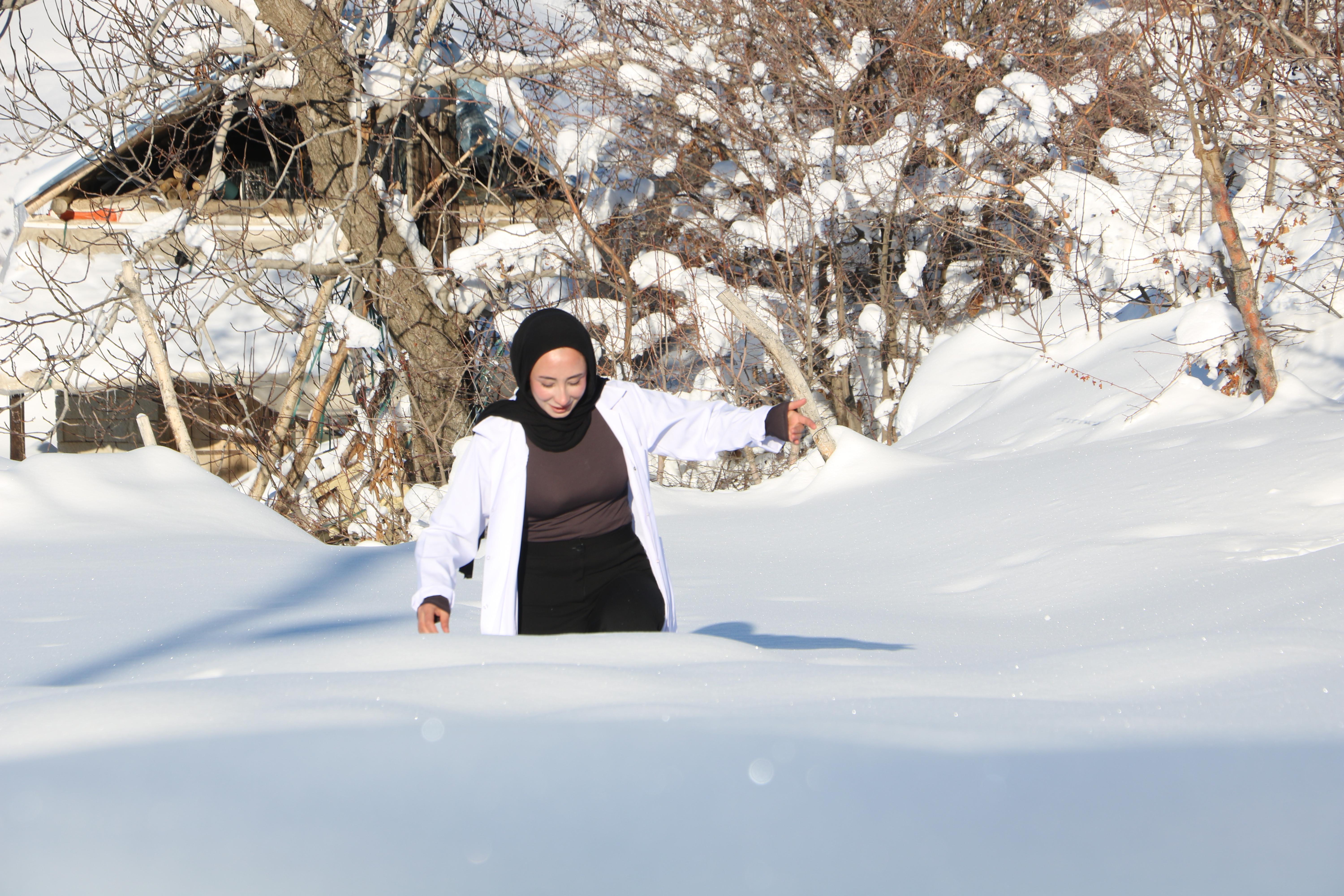 Ebe Aysel, 1,5 metre karda yürüyerek sağlık hizmeti veriyor - Hakkari ...