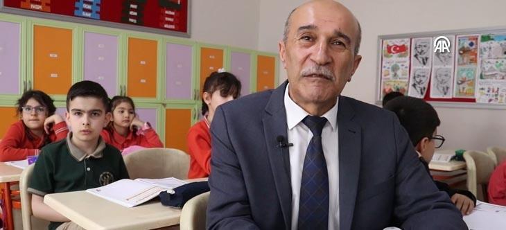 40 yıllık öğretmene büyük sürpriz! Sınıf listesindeki ismi gördü ...