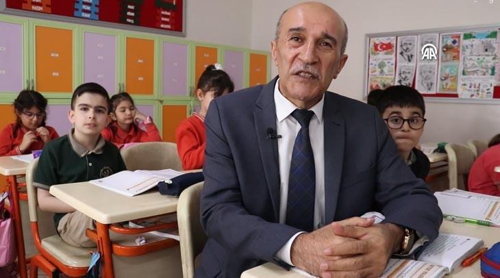 40 yıllık öğretmene büyük sürpriz! Sınıf listesindeki ismi gördü ...