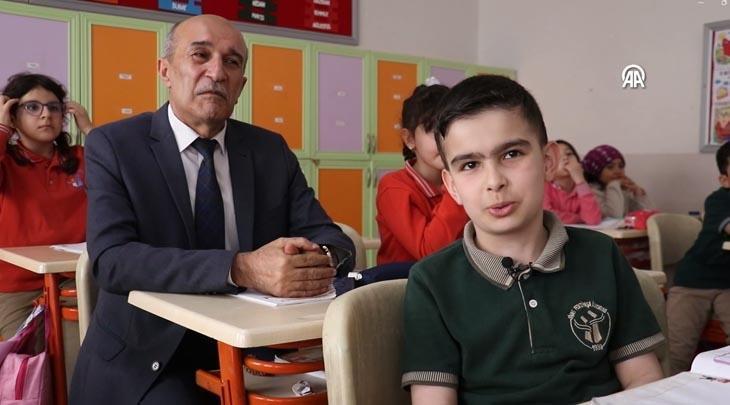 40 yıllık öğretmene büyük sürpriz! Sınıf listesindeki ismi gördü ...