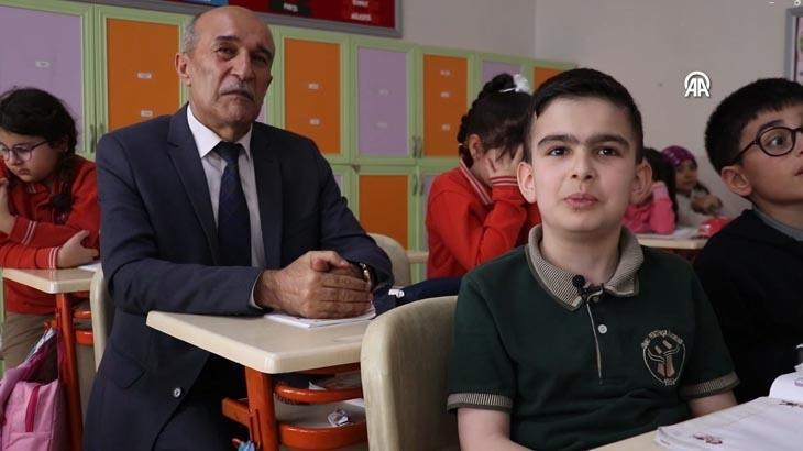40 yıllık öğretmene büyük sürpriz! Sınıf listesindeki ismi gördü ...
