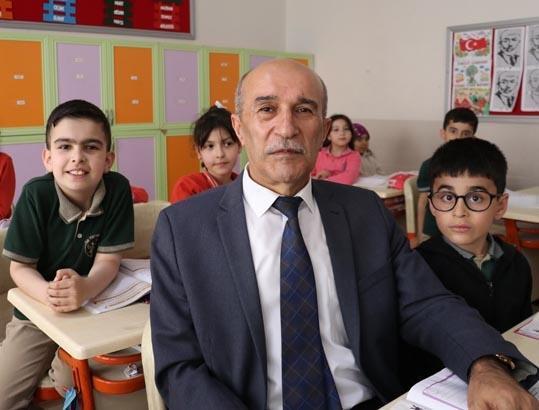 40 yıllık öğretmene büyük sürpriz! Sınıf listesindeki ismi gördü ...