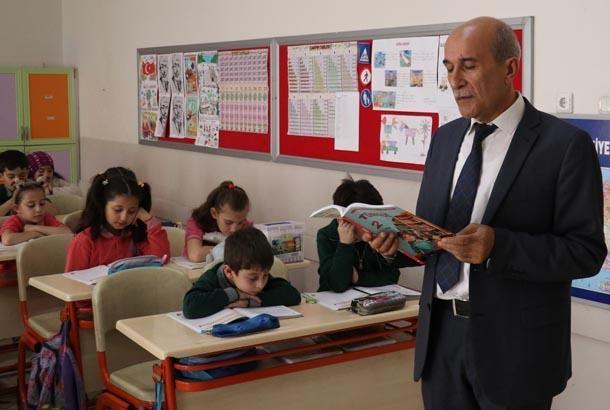 40 yıllık öğretmene büyük sürpriz! Sınıf listesindeki ismi gördü ...