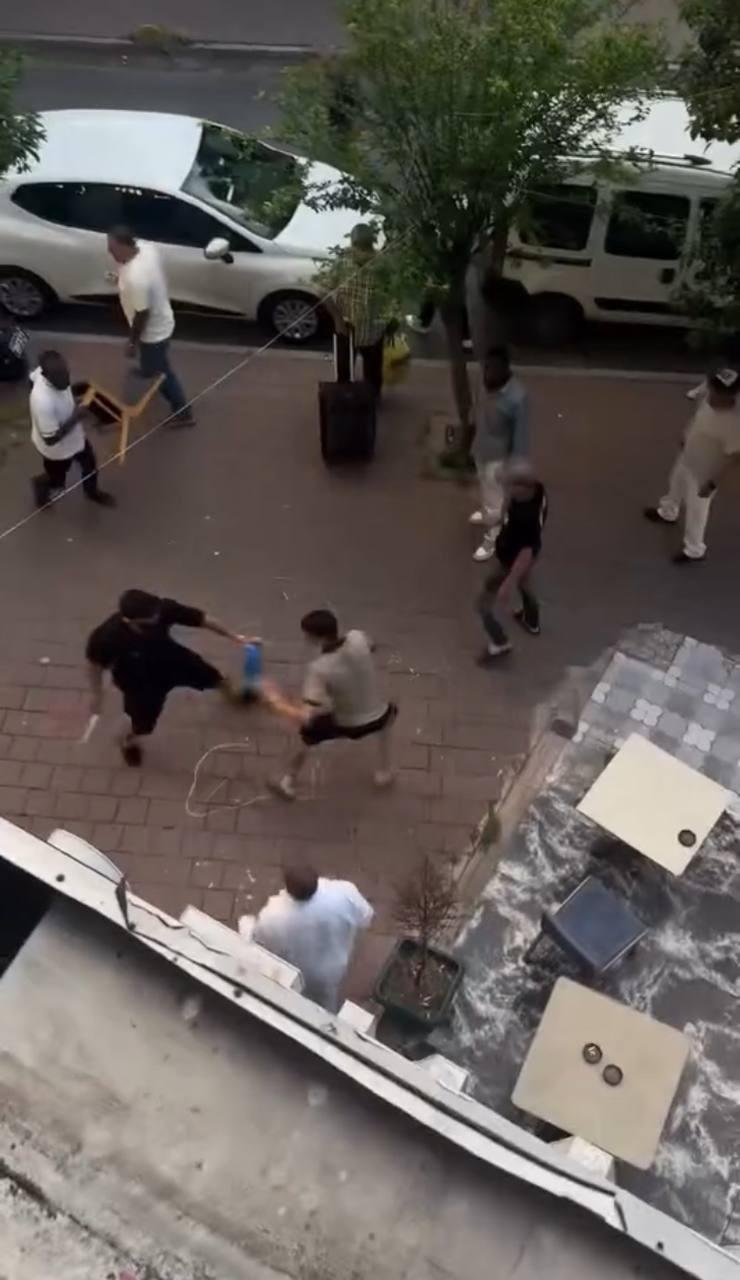 Fatih’te yabancı uyruklu kişilerin bıçaklı kavgası kamerada - İstanbul ...