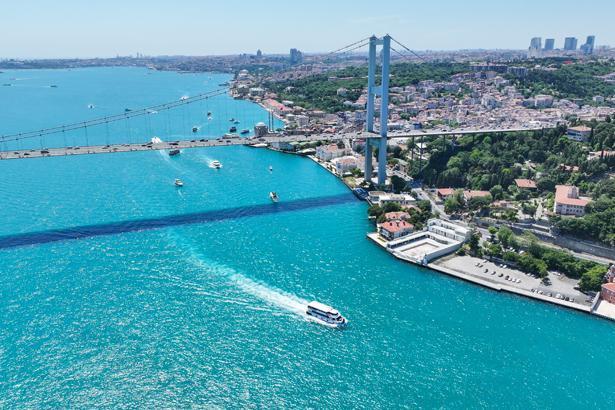 İstanbul Boğazı'nın turkuaz renge bürünen hali havadan görüntülendi ...