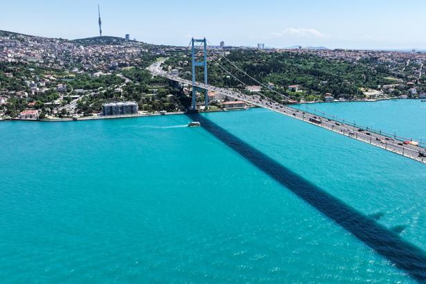 İstanbul Boğazı'nın turkuaz renge bürünen hali havadan görüntülendi ...