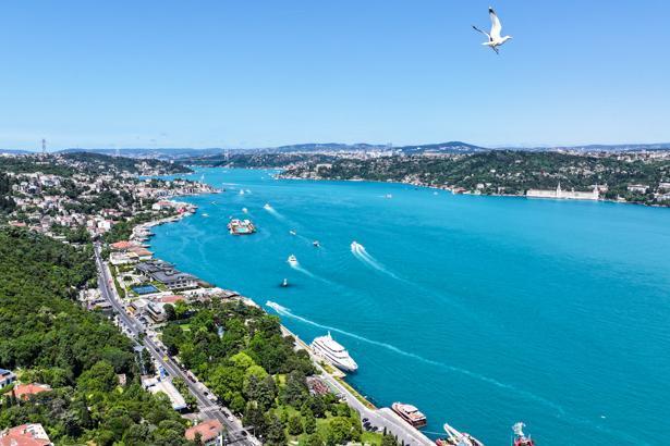 İstanbul Boğazı'nın turkuaz renge bürünen hali havadan görüntülendi ...