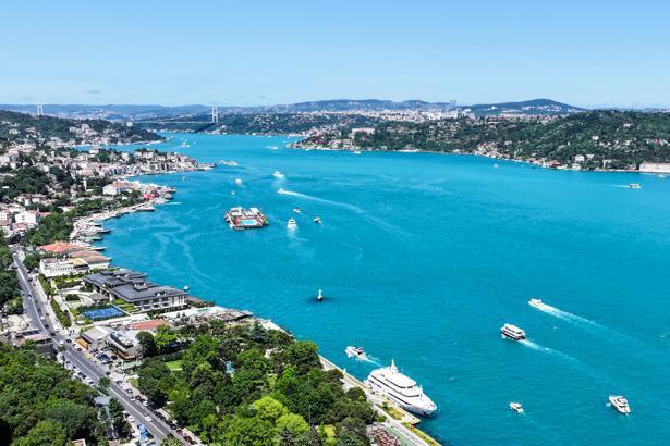 İstanbul Boğazı'nın turkuaz renge bürünen hali havadan görüntülendi ...
