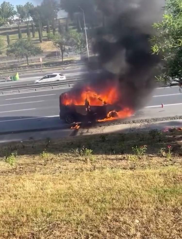 Esenyurt TEM Otoyolu'nda seyir halindeki hafif ticari araç alev alev ...