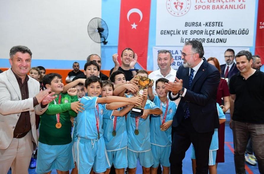 Kestel Belediyesi’nden genç sporculara forma desteği - Bursa Kestel ...