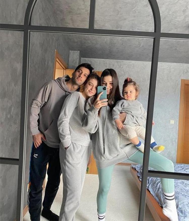 Hande Erçel'den mutlu aile pozu - Magazin Haberleri - Milliyet - Sayfa 2