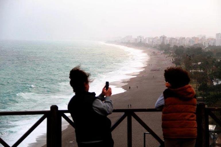 Dünyaca ünlü sahil dev dalgalara teslim oldu - Son Dakika Haberleri ...
