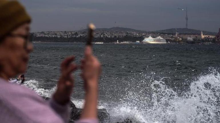 İstanbul’da şiddetli lodos! Boyu 5 metreyi bulan dalgalar oluştu - Son Dakika Haberler Milliyet