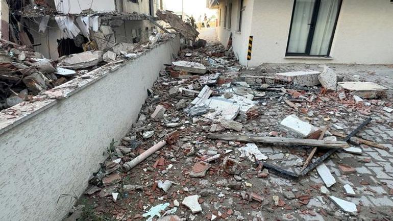 Yıkım kabusa döndü! Dev kolon komşu binayı delip dairenin içine girdi ...