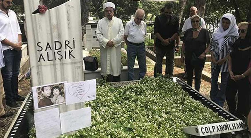 Çolpan İlhan mezarı başında anıldı - Magazin Haberleri - Milliyet