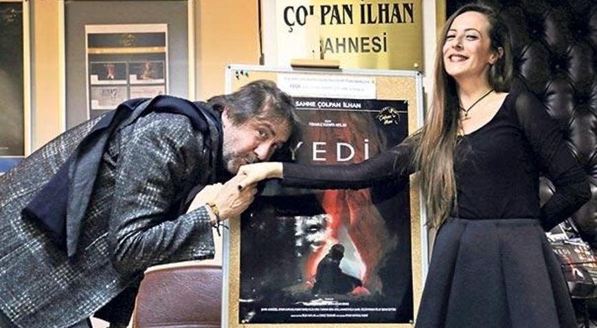Genç yönetmenin elini öptü - Magazin Haberleri - Milliyet