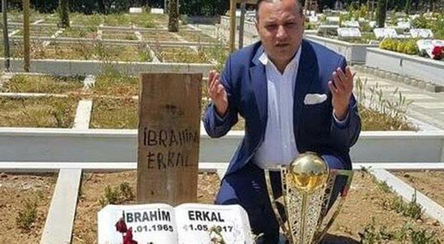 Erzurumspor Başkanı Ali Demirhan, şampiyonluk kupasını İbrahim Erkal'ın ...