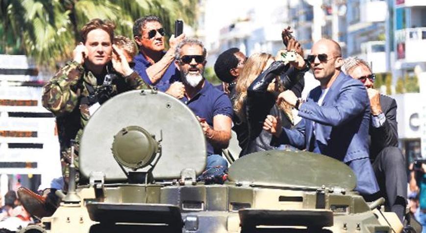 Basın toplantısına tankla geldiler - Son Dakika Haberleri Milliyet