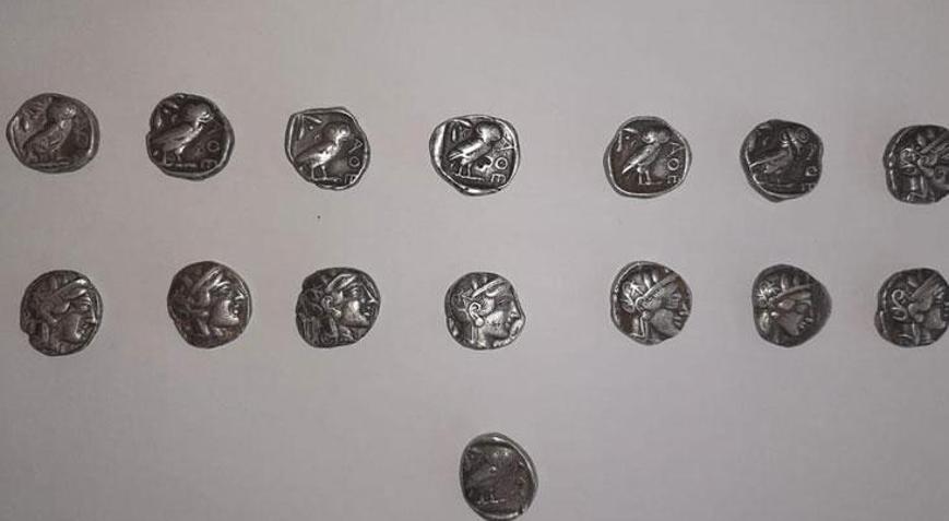 İzmir’de tarihi eser operasyonu: 210 adet sikke ele geçirildi ...