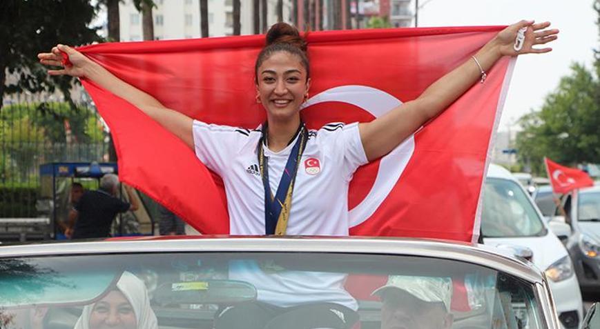 Dünya şampiyonu Nafia, çocukluk hayalini gerçekleştirdi