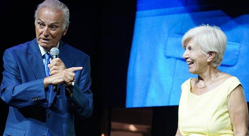 Ediz Hun 'seni de bir tanısınlar' dedi, eşini sahneye davet etti ...